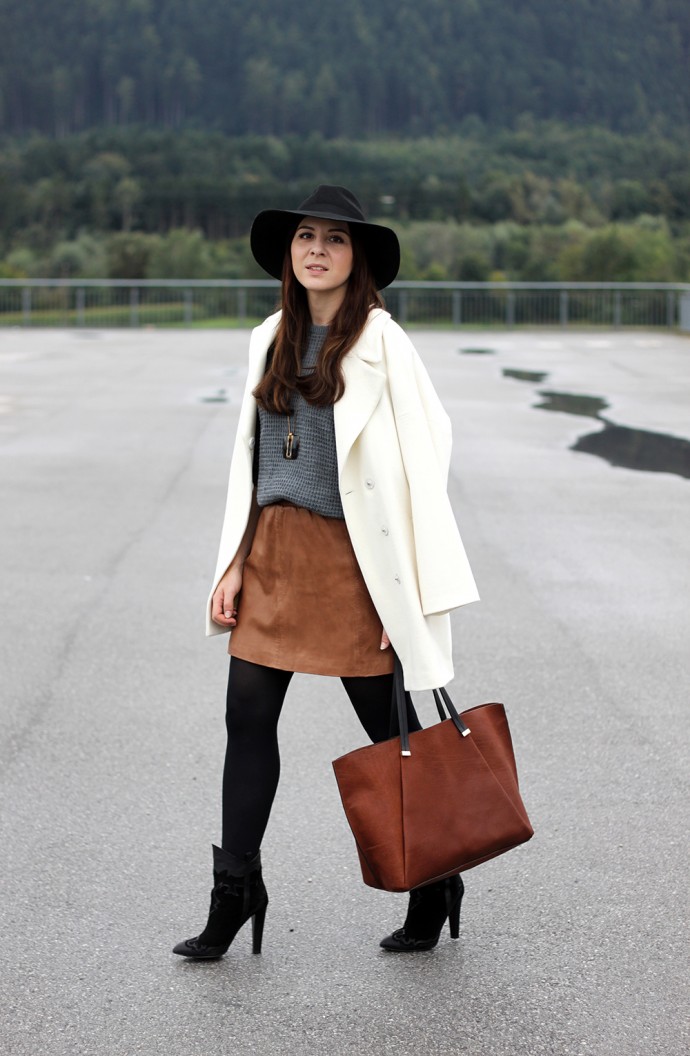 Outfit: Lederrock von Mango, Mantel von Hallhuber und Ledershopper