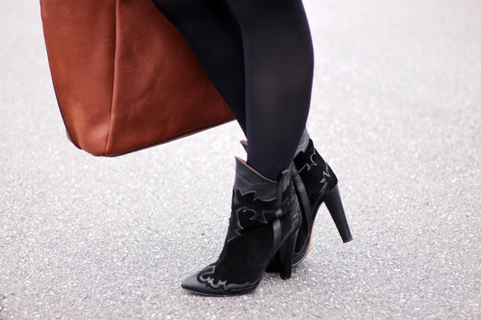 Outfit: Lederrock von Mango, Mantel von Hallhuber und Ledershopper