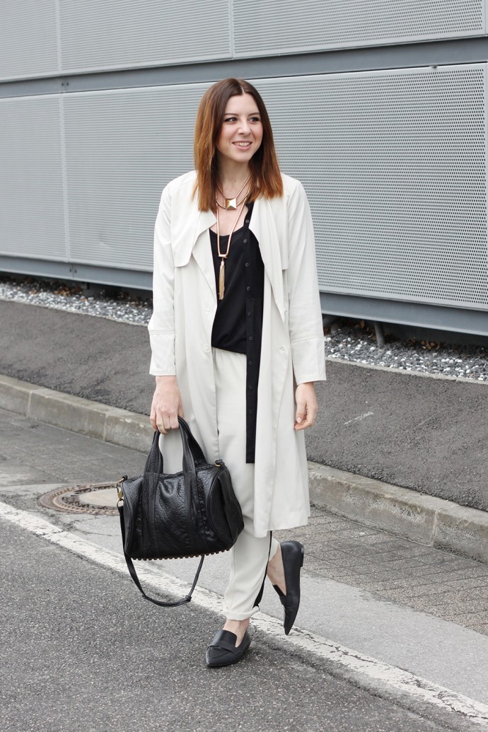 spitze Flats von Mango, fließender Trench und Rocco Bag